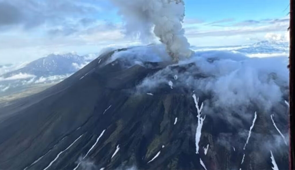 Russie : un volcan entre en éruption pour la première fois depuis 450 ...